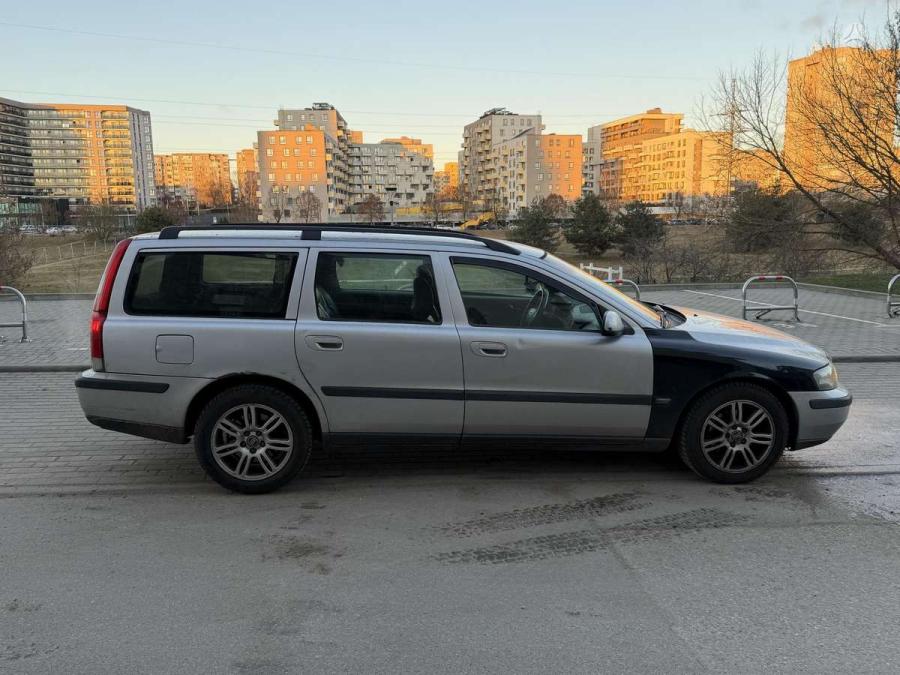 Grey Volvo V70 2000 in Vilnius, with an engine capacity of 2.40 L and mileage of 400 thousand km for 750 €, photo 7 on AUTOMOTO.COM.LV