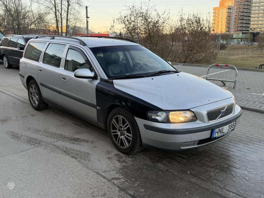 Grey Volvo V70 2000 in Vilnius, with an engine capacity of 2.40 L and mileage of 400 thousand km for 750 €, photo 8 on AUTOMOTO.COM.LV
