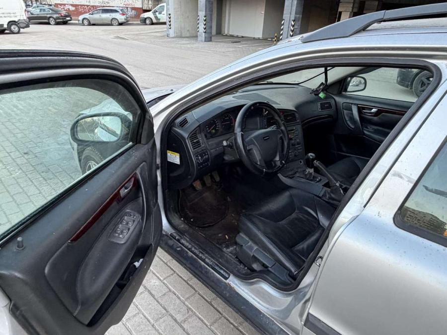 Grey Volvo V70 2000 in Vilnius, with an engine capacity of 2.40 L and mileage of 400 thousand km for 750 €, photo 9 on AUTOMOTO.COM.LV