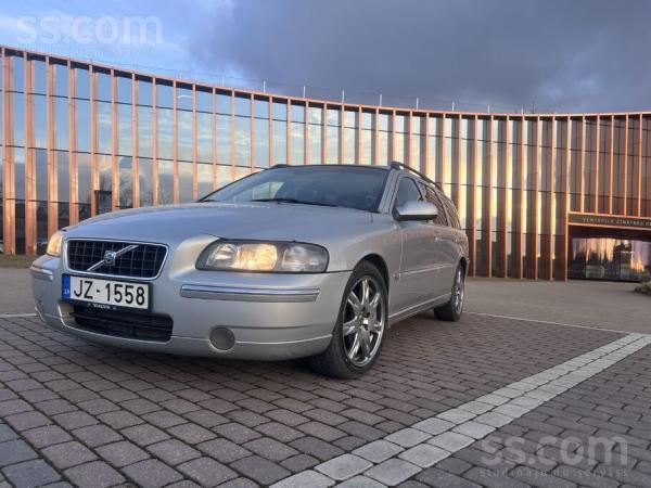 Grey Volvo V70 2000 in Ventspils, with an engine capacity of 2.50 L and mileage of 382 thousand km for 1500 €, photo 1 on AUTOMOTO.COM.LV