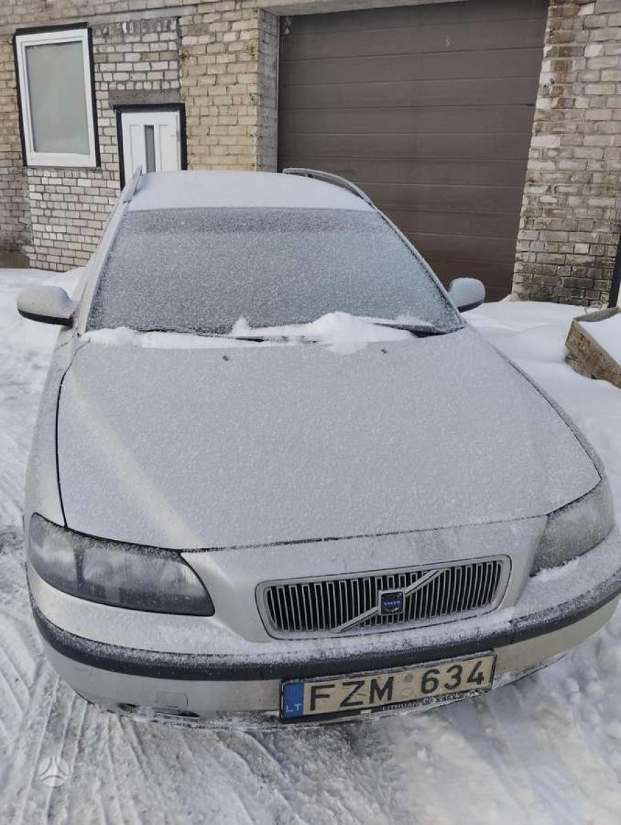 Grey Volvo V70 2000 in Varena, with an engine capacity of 2.46 L and mileage of 400 thousand km for 1700 €, photo 1 on AUTOMOTO.COM.LV