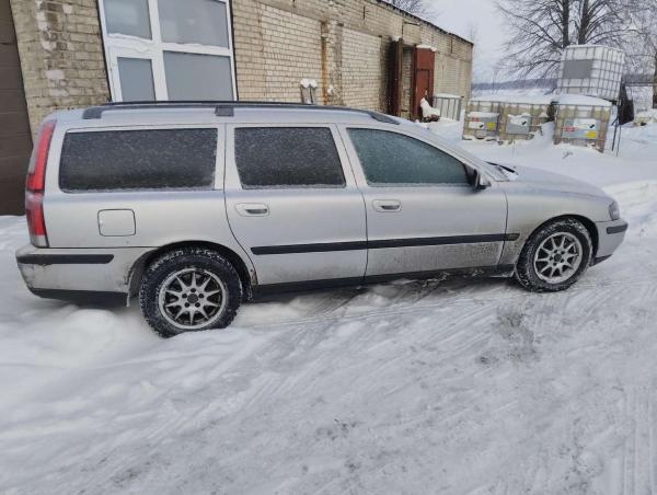 Серый Вольво В70 2000 в Варена, объемом двигателя 2.46 л и пробегом 400 тыс. км за 1700 €, фото 2 на AUTOMOTO.COM.LV