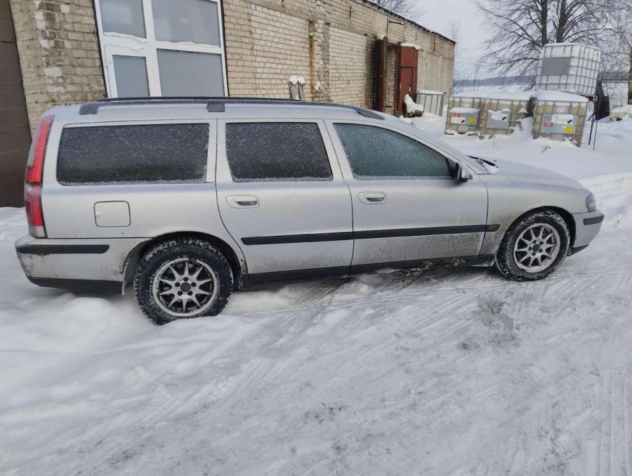 Grey Volvo V70 2000 in Varena, with an engine capacity of 2.46 L and mileage of 400 thousand km for 1700 €, photo 2 on AUTOMOTO.COM.LV