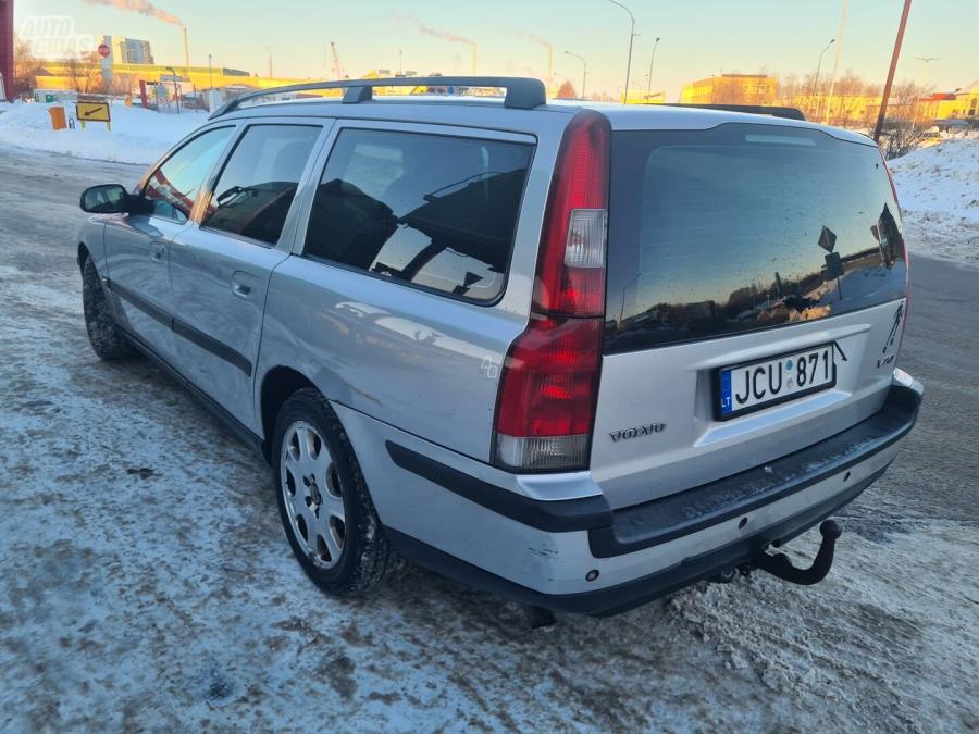 Grey Volvo V70 2000 in Klaipeda, with an engine capacity of 2.50 L and mileage of 465 thousand km for 1200 €, photo 1 on AUTOMOTO.COM.LV