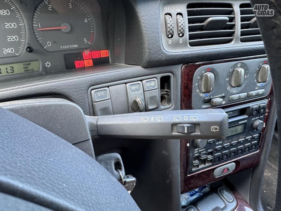 Grey Volvo V70 2000 in Vilnius, with an engine capacity of 2.50 L and mileage of 512 thousand km for 555 €, photo 10 on AUTOMOTO.COM.LV