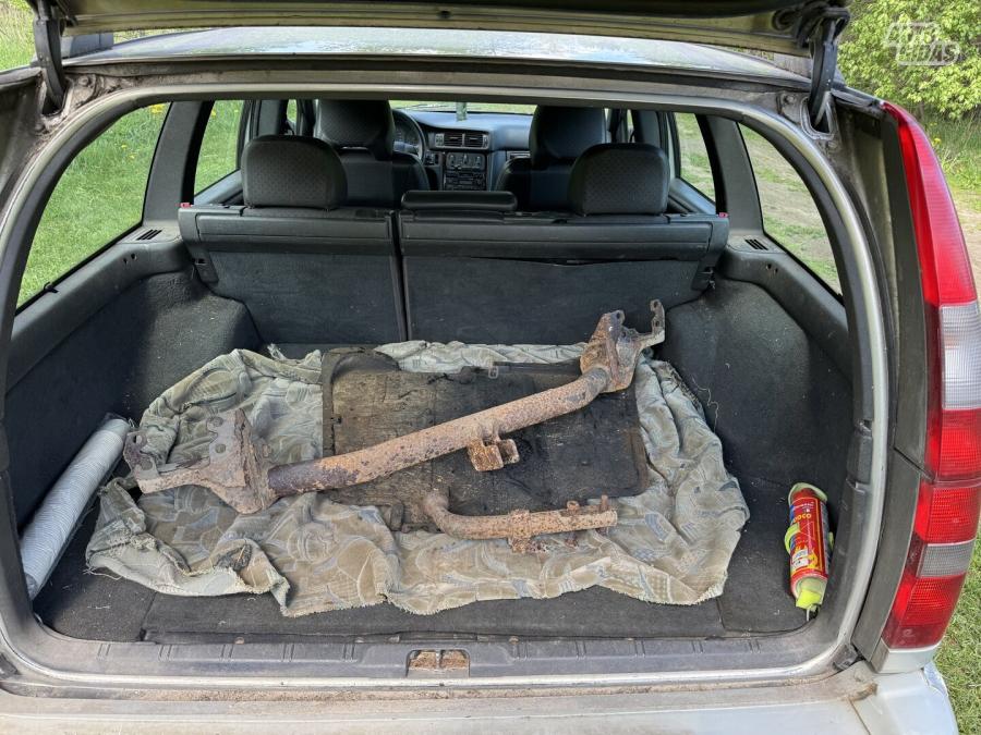 Grey Volvo V70 2000 in Vilnius, with an engine capacity of 2.50 L and mileage of 512 thousand km for 555 €, photo 16 on AUTOMOTO.COM.LV