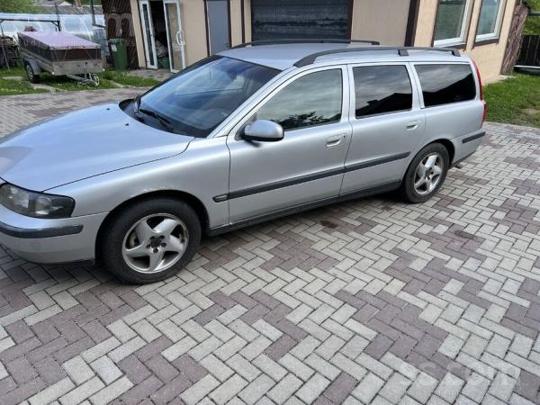 Pelēks Volvo V70 2000 Krāslava, ar dzinēja tilpumu 2.50 L un nobraukumu 567 tūkst. km par 1100 €, foto 2 vietnē AUTOMOTO.COM.LV