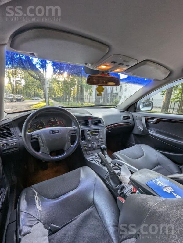Pelēks Volvo V70 2000 Rīga, ar dzinēja tilpumu 2.40 L un nobraukumu 350 tūkst. km par 1000 €, foto 5 vietnē AUTOMOTO.COM.LV