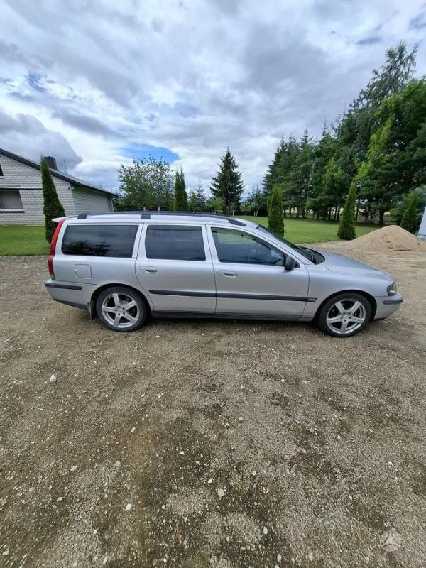 Pelēks Volvo V70 2000 Kauņa, ar dzinēja tilpumu 2.46 L un nobraukumu 275 tūkst. km par 1500 €, foto 3 vietnē AUTOMOTO.COM.LV