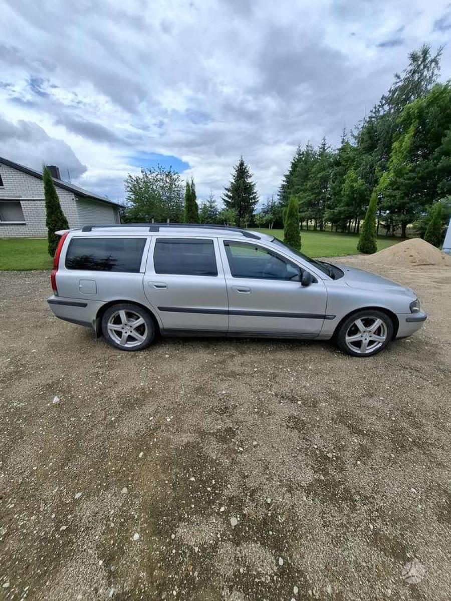 Pelēks Volvo V70 2000 Kauņa, ar dzinēja tilpumu 2.46 L un nobraukumu 275 tūkst. km par 1500 €, foto 4 vietnē AUTOMOTO.COM.LV