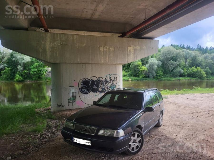 Grey Volvo V70 2000 in Riga, with an engine capacity of 2.50 L and mileage of 445 thousand km for 950 €, photo 1 on AUTOMOTO.COM.LV