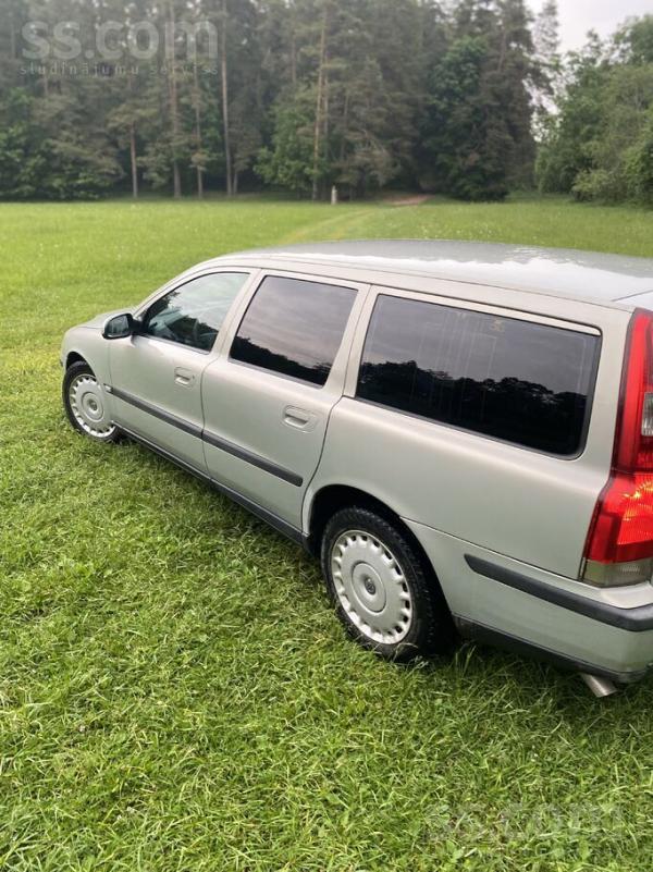 Grey Volvo V70 2000 in Jelgava, with an engine capacity of 2.50 L and mileage of 325 thousand km for 1300 €, photo 2 on AUTOMOTO.COM.LV