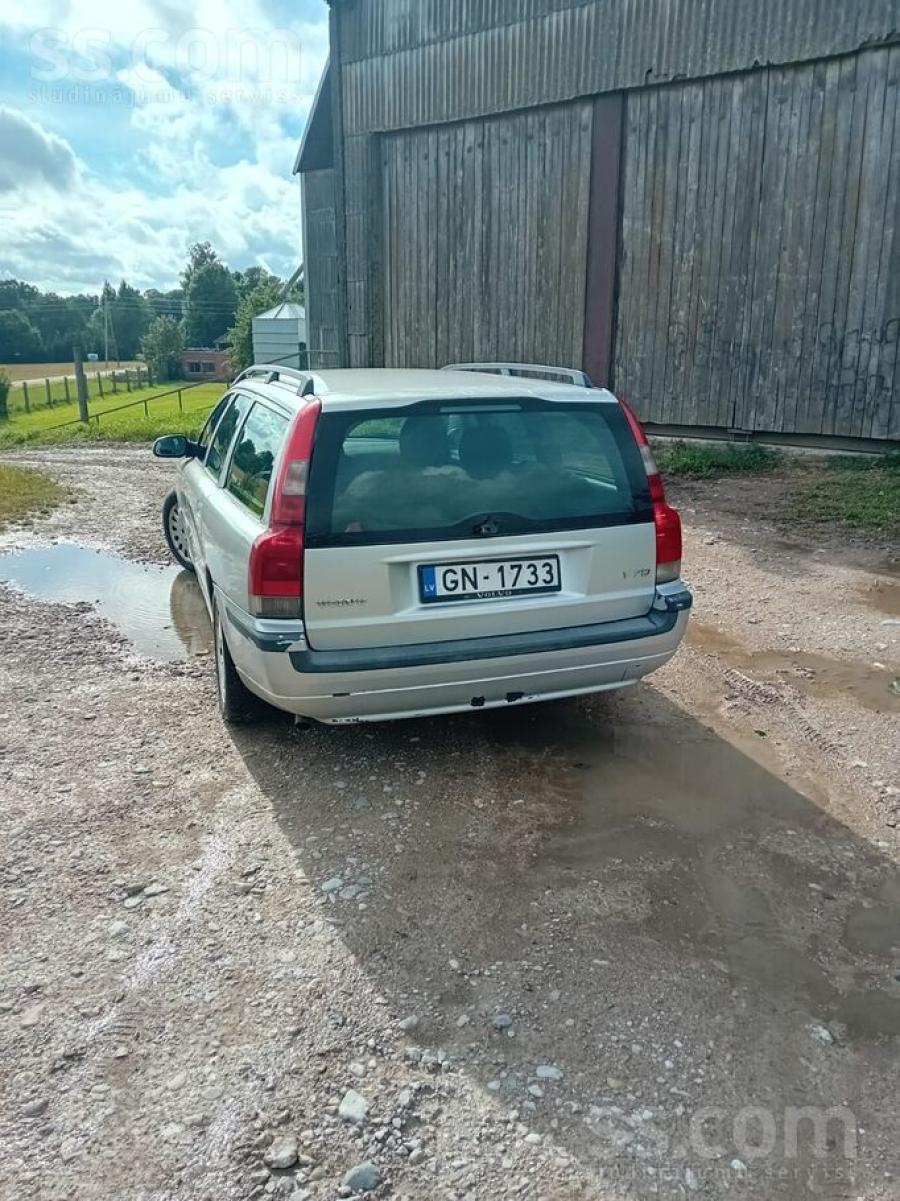 Pelēks Volvo V70 2000 Saldus, ar dzinēja tilpumu 2.50 L un nobraukumu 300 tūkst. km par 1350 €, foto 3 vietnē AUTOMOTO.COM.LV