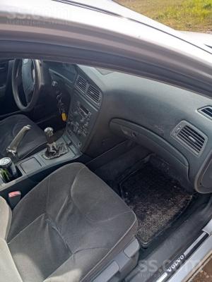Pelēks Volvo V70 2000 Saldus, ar dzinēja tilpumu 2.50 L un nobraukumu 300 tūkst. km par 1350 €, foto 6 vietnē AUTOMOTO.COM.LV