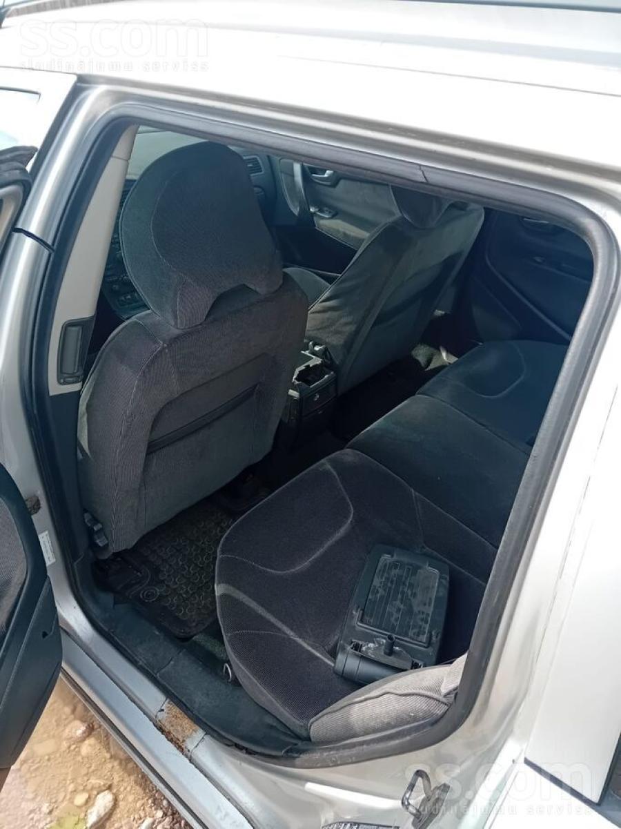Pelēks Volvo V70 2000 Saldus, ar dzinēja tilpumu 2.50 L un nobraukumu 300 tūkst. km par 1350 €, foto 7 vietnē AUTOMOTO.COM.LV