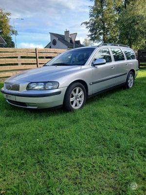 Grey Volvo V70 2000 in Panevezys, with an engine capacity of 2.46 L and mileage of 329 thousand km for 1350 €, photo  on AUTOMOTO.COM.LV
