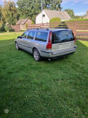 Grey Volvo V70 2000 in Panevezys, with an engine capacity of 2.46 L and mileage of 329 thousand km for 1350 €, photo 3 on AUTOMOTO.COM.LV