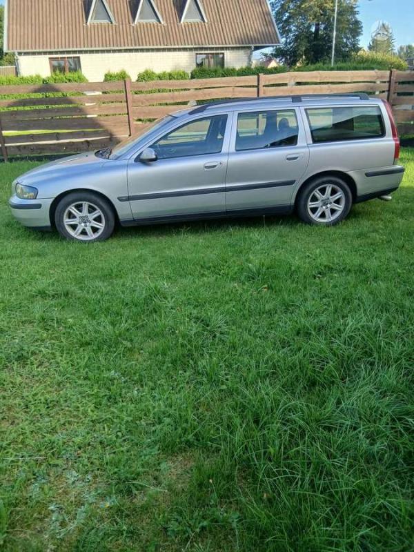 Volvo V70 2000 in Panevezys on AUTOMOTO.COM.LV Grey Volvo V70 2000 in Panevezys, with an engine capacity of 2.46 L and mileage of 329 thousand km for 1350 €, photo 4 on AUTOMOTO.COM.LV