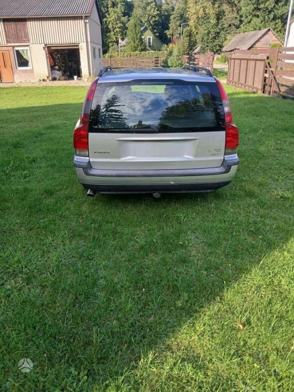 Volvo V70 2000 in Panevezys on AUTOMOTO.COM.LV Grey Volvo V70 2000 in Panevezys, with an engine capacity of 2.46 L and mileage of 329 thousand km for 1350 €, photo 6 on AUTOMOTO.COM.LV