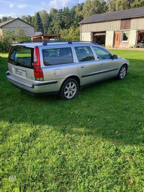 Volvo V70 2000 in Panevezys on AUTOMOTO.COM.LV Grey Volvo V70 2000 in Panevezys, with an engine capacity of 2.46 L and mileage of 329 thousand km for 1350 €, photo 7 on AUTOMOTO.COM.LV