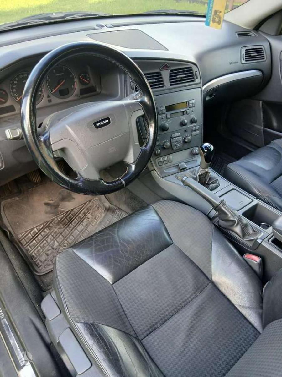 Grey Volvo V70 2000 in Panevezys, with an engine capacity of 2.46 L and mileage of 329 thousand km for 1350 €, photo 9 on AUTOMOTO.COM.LV
