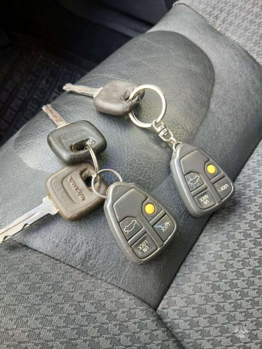Grey Volvo V70 2000 in Panevezys, with an engine capacity of 2.46 L and mileage of 329 thousand km for 1350 €, photo 10 on AUTOMOTO.COM.LV