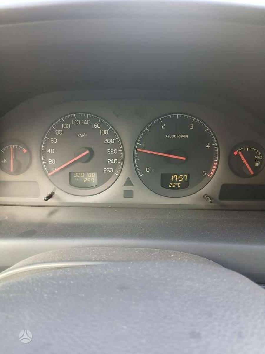 Grey Volvo V70 2000 in Panevezys, with an engine capacity of 2.46 L and mileage of 329 thousand km for 1350 €, photo 16 on AUTOMOTO.COM.LV
