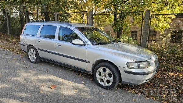 Вольво В70 2000 в Даугавпилс на AUTOMOTO.COM.LV Серый Вольво В70 2000 в Даугавпилс, объемом двигателя 2.50 л и пробегом 423 тыс. км за 1300 €, фото 4 на AUTOMOTO.COM.LV