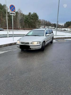 Grey Volvo V70 2001 in Vilnius, with an engine capacity of 2.44 L and mileage of 302 thousand km for 1100 €, photo  on AUTOMOTO.COM.LV
