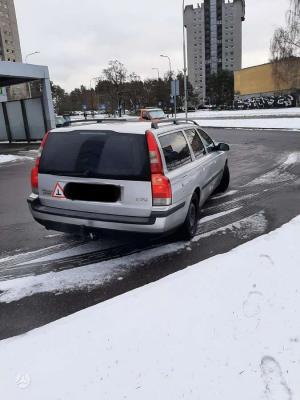 Grey Volvo V70 2001 in Vilnius, with an engine capacity of 2.44 L and mileage of 302 thousand km for 1100 €, photo 2 on AUTOMOTO.COM.LV