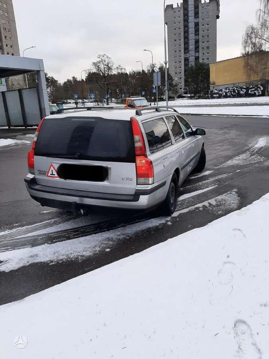 Grey Volvo V70 2001 in Vilnius, with an engine capacity of 2.44 L and mileage of 302 thousand km for 1100 €, photo 2 on AUTOMOTO.COM.LV