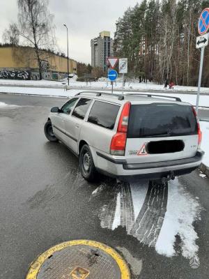Grey Volvo V70 2001 in Vilnius, with an engine capacity of 2.44 L and mileage of 302 thousand km for 1100 €, photo 3 on AUTOMOTO.COM.LV