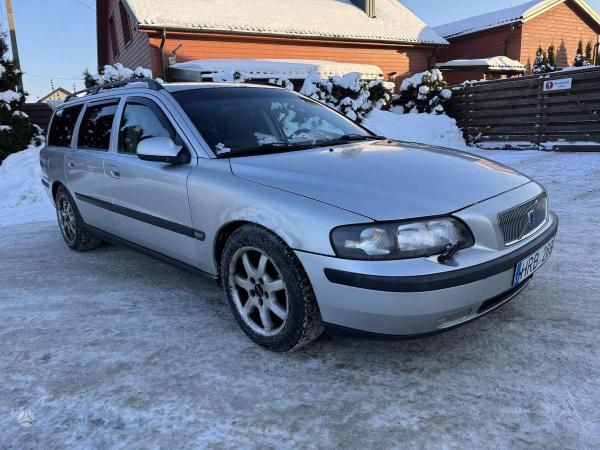 Grey Volvo V70 2001 in Kretinga, with an engine capacity of 2.46 L and mileage of 370 thousand km for 795 €, photo 1 on AUTOMOTO.COM.LV