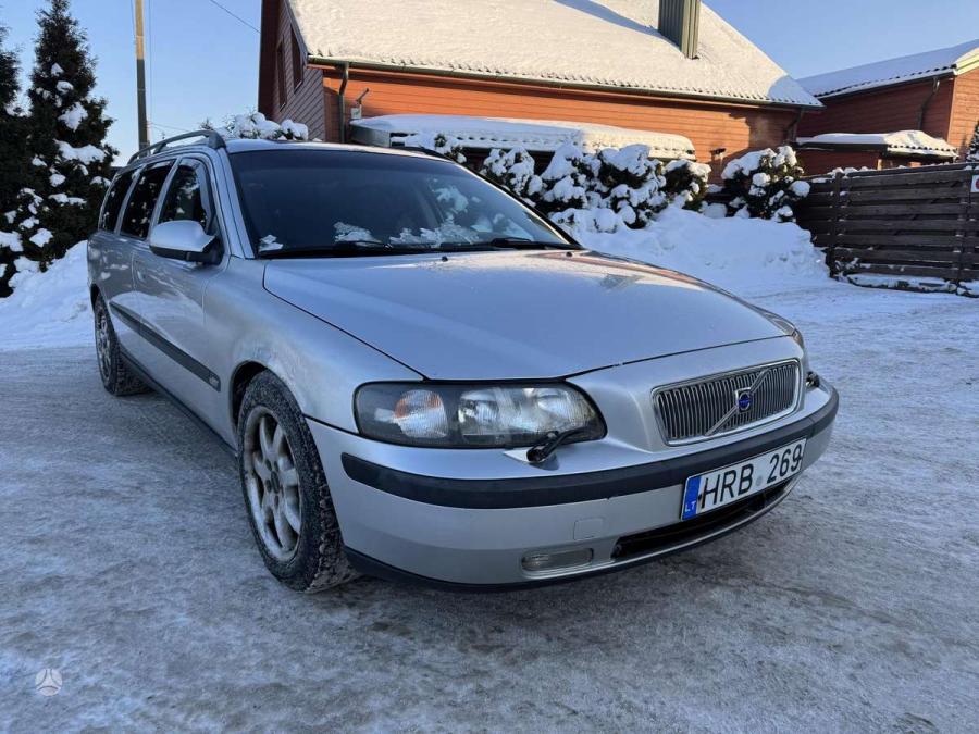 Pelēks Volvo V70 2001 Kretinga, ar dzinēja tilpumu 2.46 L un nobraukumu 370 tūkst. km par 795 €, foto 2 vietnē AUTOMOTO.COM.LV