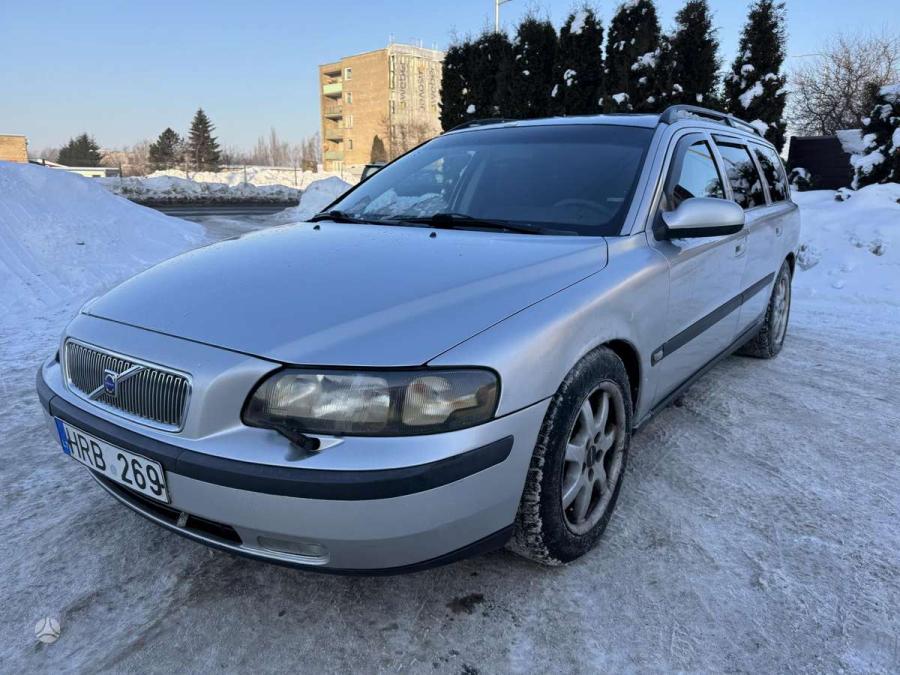Pelēks Volvo V70 2001 Kretinga, ar dzinēja tilpumu 2.46 L un nobraukumu 370 tūkst. km par 795 €, foto 4 vietnē AUTOMOTO.COM.LV
