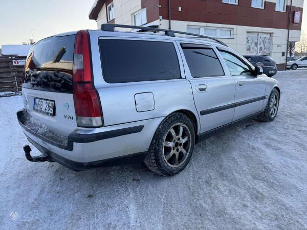 Grey Volvo V70 2001 in Kretinga, with an engine capacity of 2.46 L and mileage of 370 thousand km for 795 €, photo 10 on AUTOMOTO.COM.LV