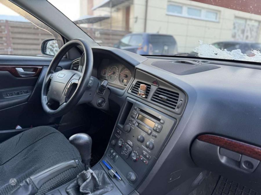 Pelēks Volvo V70 2001 Kretinga, ar dzinēja tilpumu 2.46 L un nobraukumu 370 tūkst. km par 795 €, foto 14 vietnē AUTOMOTO.COM.LV
