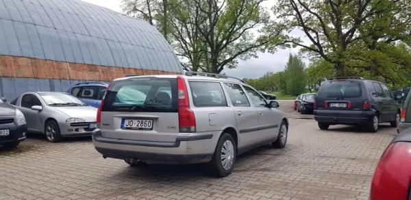 Pelēks Volvo V70 2001 Valmiera, ar dzinēja tilpumu 2.40 L un nobraukumu 404 tūkst. km par 1550 €, foto 3 vietnē AUTOMOTO.COM.LV
