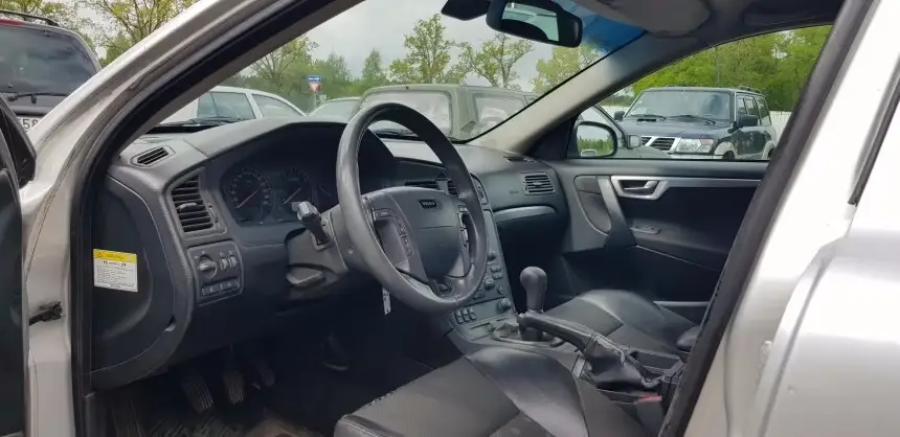 Pelēks Volvo V70 2001 Valmiera, ar dzinēja tilpumu 2.40 L un nobraukumu 404 tūkst. km par 1550 €, foto 11 vietnē AUTOMOTO.COM.LV