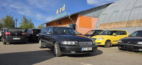 Pelēks Volvo V70 2001 Valmiera, ar dzinēja tilpumu 2.40 L un nobraukumu 386 tūkst. km par 1250 €, foto 1 vietnē AUTOMOTO.COM.LV