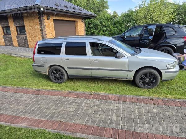 Grey Volvo V70 2001 in Jekabpils, with an engine capacity of 2.50 L and mileage of 439 thousand km for 1200 €, photo 2 on AUTOMOTO.COM.LV