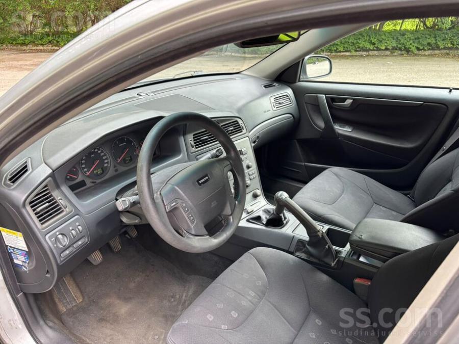 Pelēks Volvo V70 2001 Aizkraukle, ar dzinēja tilpumu 2.50 L un nobraukumu 356 tūkst. km par 1450 €, foto 3 vietnē AUTOMOTO.COM.LV