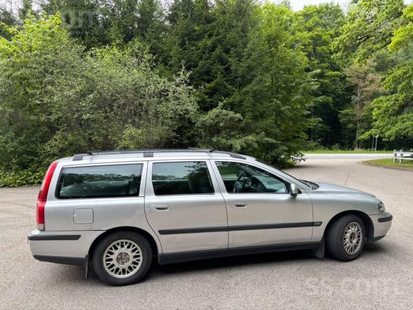 Grey Volvo V70 2001 in Aizkraukle, with an engine capacity of 2.50 L and mileage of 356 thousand km for 1450 €, photo 3 on AUTOMOTO.COM.LV