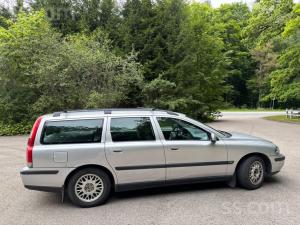 Pelēks Volvo V70 2001 Aizkraukle, ar dzinēja tilpumu 2.50 L un nobraukumu 356 tūkst. km par 1450 €, foto 4 vietnē AUTOMOTO.COM.LV