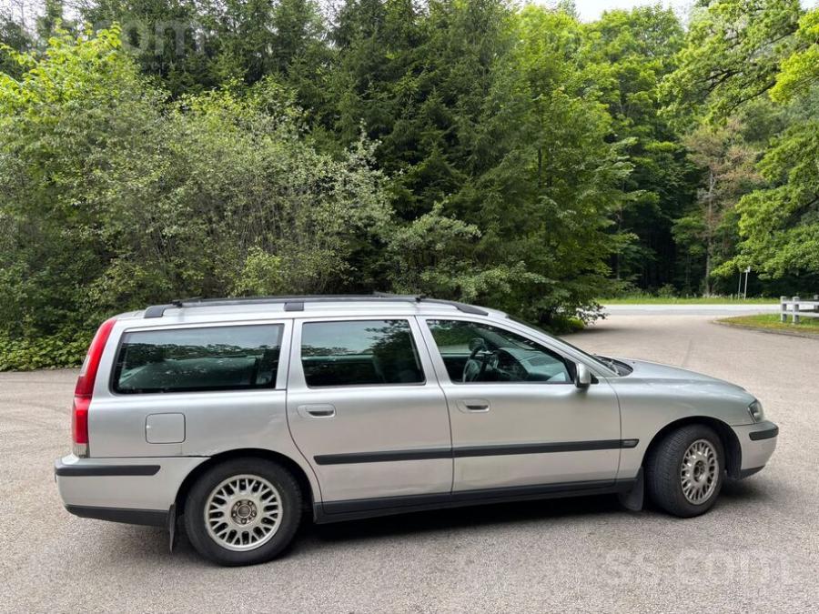 Pelēks Volvo V70 2001 Aizkraukle, ar dzinēja tilpumu 2.50 L un nobraukumu 356 tūkst. km par 1450 €, foto 4 vietnē AUTOMOTO.COM.LV