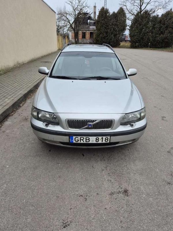 Grey Volvo V70 2002 in Kaunas, with an engine capacity of 2.40 L and mileage of 401 thousand km for 1200 €, photo 1 on AUTOMOTO.COM.LV
