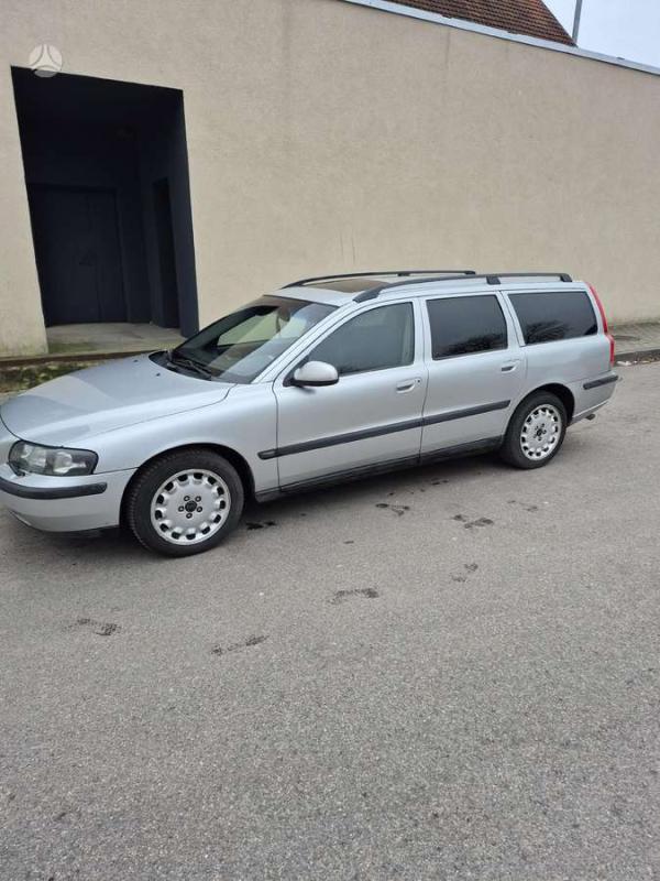 Grey Volvo V70 2002 in Kaunas, with an engine capacity of 2.40 L and mileage of 401 thousand km for 1200 €, photo 3 on AUTOMOTO.COM.LV