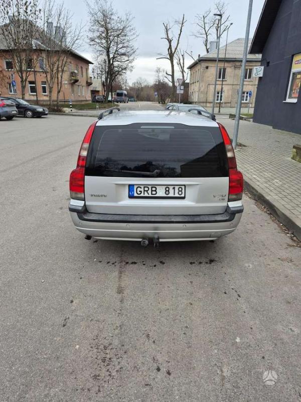 Grey Volvo V70 2002 in Kaunas, with an engine capacity of 2.40 L and mileage of 401 thousand km for 1200 €, photo 5 on AUTOMOTO.COM.LV