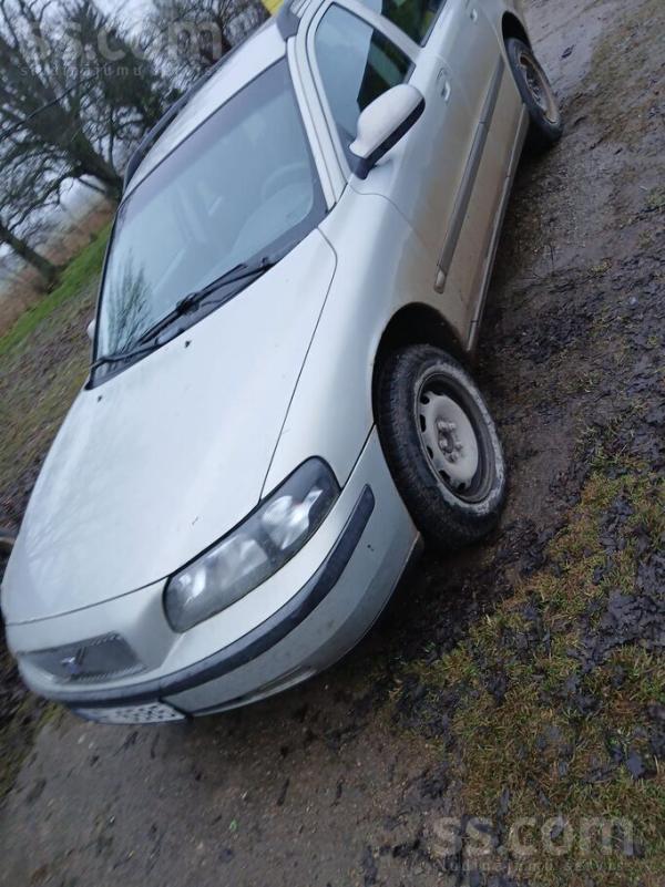 Pelēks Volvo V70 2002 Madona, ar dzinēja tilpumu 2.40 L un nobraukumu 311 tūkst. km par 750 €, foto 1 vietnē AUTOMOTO.COM.LV