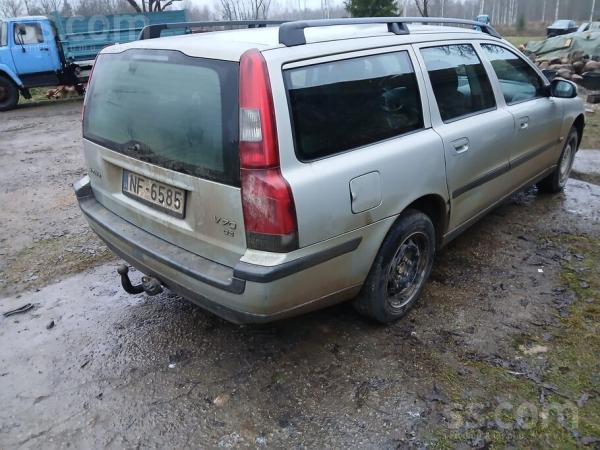 Pelēks Volvo V70 2002 Madona, ar dzinēja tilpumu 2.40 L un nobraukumu 311 tūkst. km par 750 €, foto 3 vietnē AUTOMOTO.COM.LV
